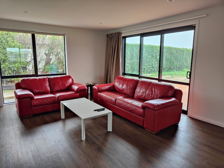 Spacious 6-bedroom Home With Mountain Views, Wifi, Decks & Ample Parking - Kaikōura