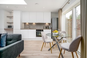 Apartamento, 1 quarto | Refeições no quarto