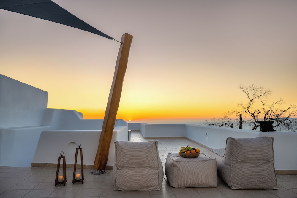 I K I A Since 1980 - Santorini