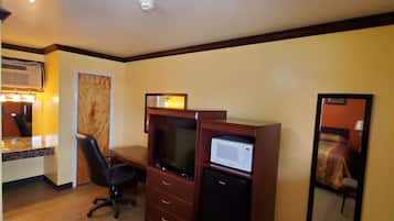 Com mobília individualizada, secretária, cortinas/cortinados opacos