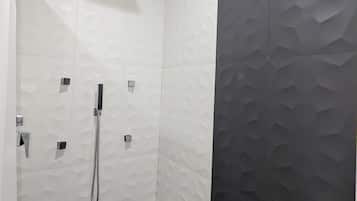 Um polibã, um chuveiro fixo, um secador de cabelo (mediante pedido)