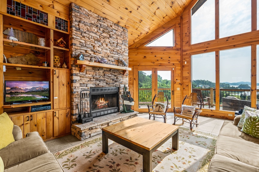 Lakefront Cabin With Stunning Mountain Views, Sleeps 6, On Douglas Lake - Dandridge, TN