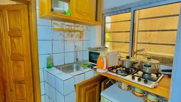 Geladeira, chaleira elétrica, talheres/pratos/utensílios de cozinha