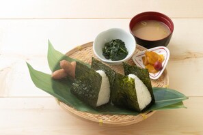 Café da manhã japonês todos os dias mediante uma taxa