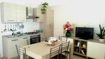 Casa, 2 quartos, varanda, Vista para a cidade | Sala de estar