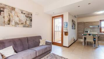 Casa Familiar, vários quartos, 2 casas de banho (Getaway Npetto Gozitan Villa) | Sala de estar | Smart TV de 21 polegadas com canais por cabo