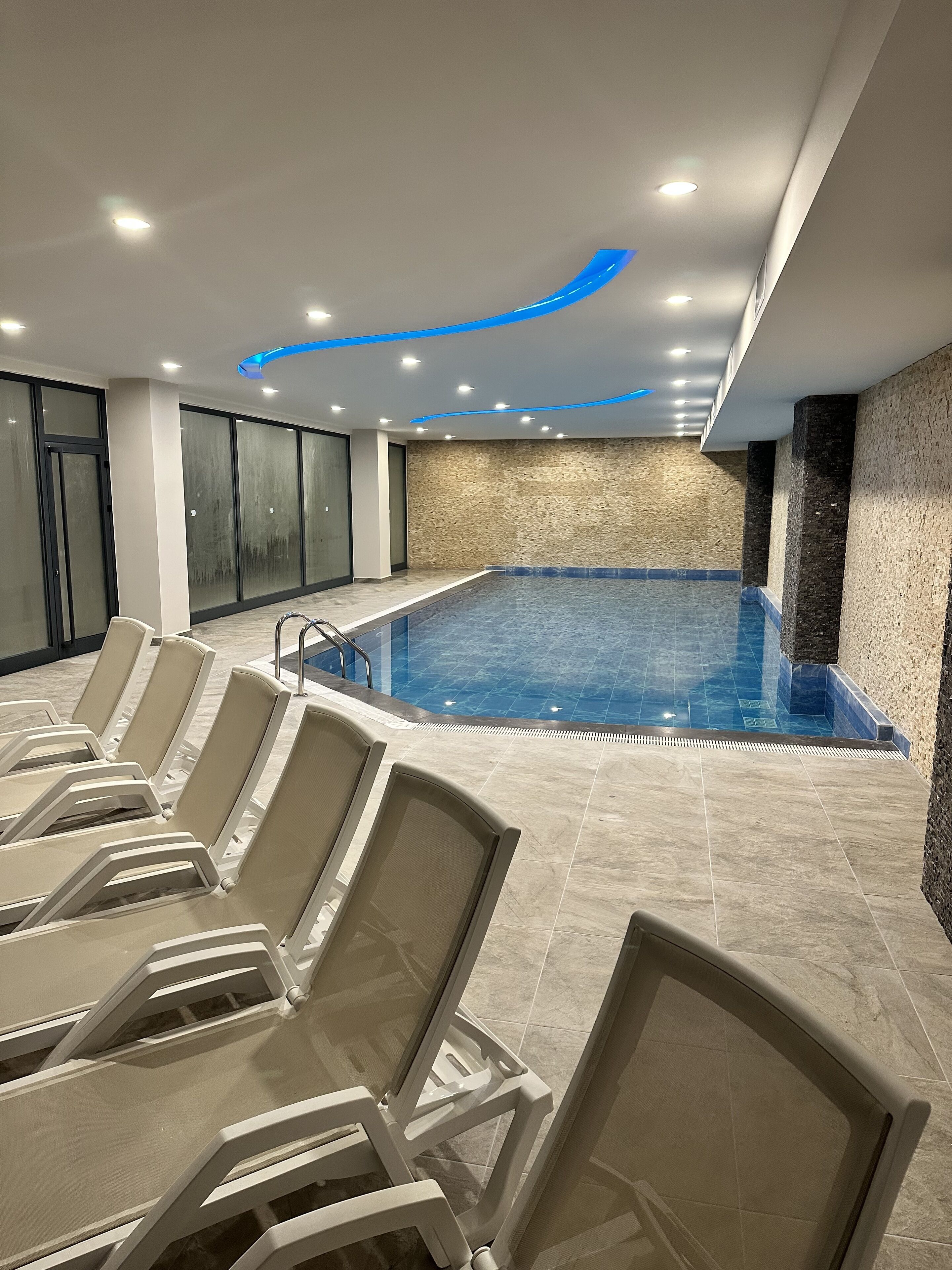 Piscina interior, piscina exterior sazonal, guarda-sóis 