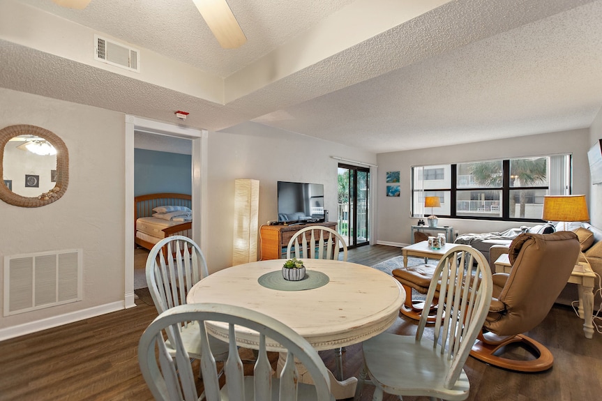 Castle Reef - 221 - Ocean View, Quiet Beach - Edgewater, FL