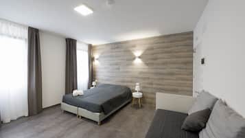 Quarto Quádruplo Familiar | Minibar, secretária, Wi-fi grátis, roupa de cama fornecida