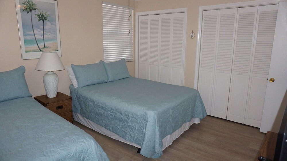 Ground Floor, 2 Bedroom Beachside Condo With Heated Pool ~ Fn 701. - St. Pete Beach, FL