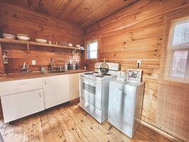 Muskoka Premium Waterfront Cottage | Cozinha privada | Uma cafeteira/bule, um frigorífico, uma placa de cozinha
