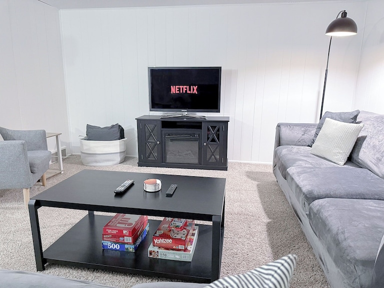 Beckwith Bungalow - Mins From Downtown & Local Favorites, Updated, Modern - Grand Rapids, MI