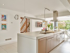 Casa exclusiva | Cozinha privada | Geladeira, chaleira elétrica, cadeirão de bebê, mesas de jantar