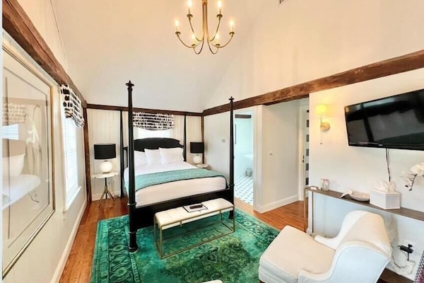 Miss Anna James Room | Com decoração personalizada, com mobília individualizada