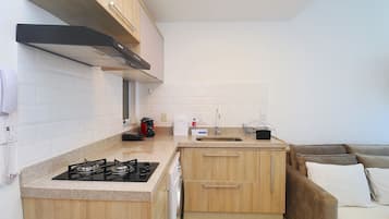 Apartamento executivo | Cozinha privada | Geladeira grande, micro-ondas, cafeteira/chaleira