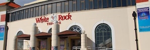 Um teatro com uma placa indicando 'White Rock Theatre'.