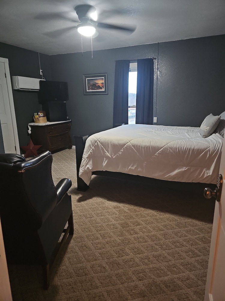 The Woods And Willow Room. 1 Queen Bed ..Cot Can Be Added And Private Bathroom - Missouri