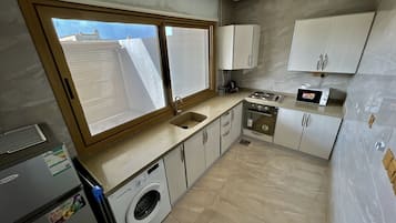 Villa Comfort | Cozinha privada | Um frigorífico, um micro-ondas, uma placa de cozinha