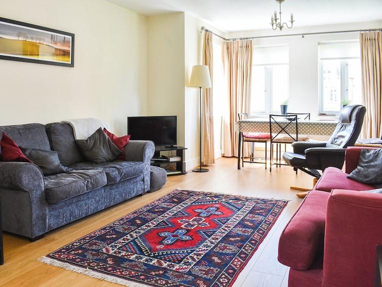 2 Bedroom Accommodation In Leatherhead, Near Surrey - Epsom