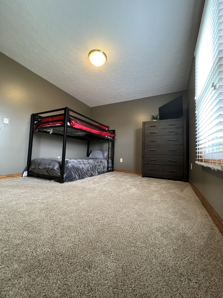 Hall Of Fame Retreat; Full Home (4br 4ba)+ Hot Tub - Canton, OH