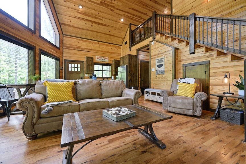 Great Views, High Speed Internet, Hot Tub, Fireplace, Balcony, Sauna, Loft! - Oklahoma