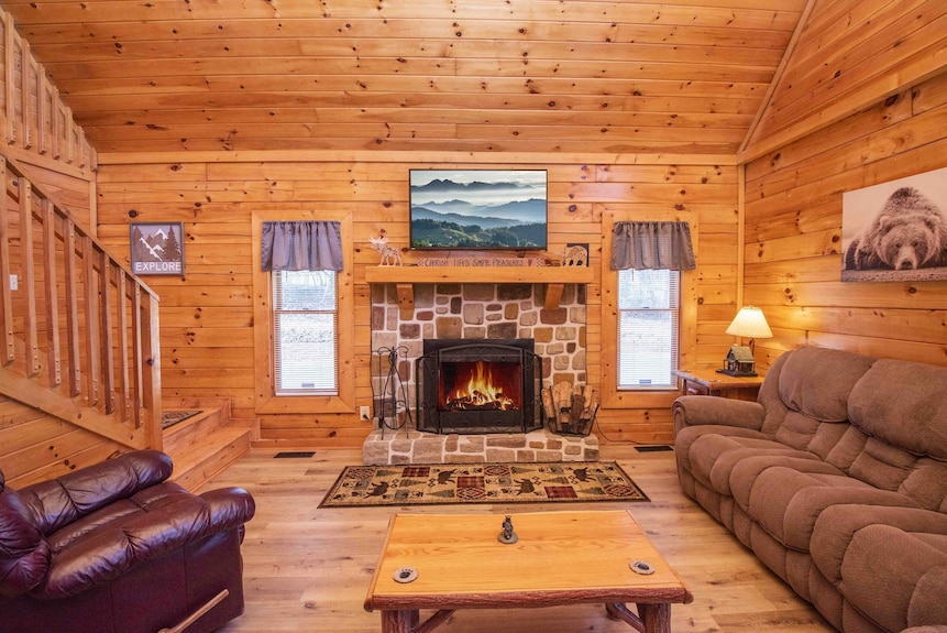 3 Kings / Deck / Fireplace / 100mbps / Games Games/ Parking/ Dollywood 5mi - Sevierville, TN