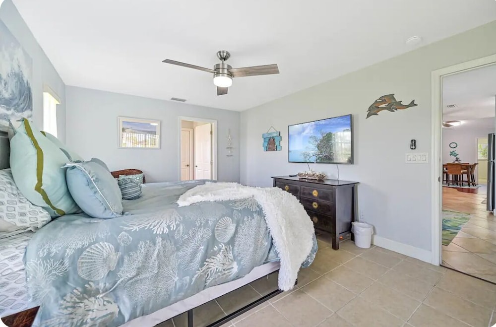 Waterfront Home On Lake W/ Heated Pool & Hot Tub. - Fort Myers, FL