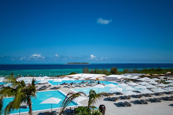 3 piscinas externas, espreguiçadeiras