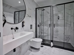 Apartamento com design assinado | Banheiro | Chuveiro, chuveiro com efeito de chuva, secador de cabelo 