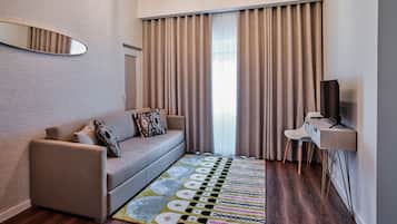 Apartamento família | Área de estar | TV de tela plana 32 polegadas com canais digitais, TV