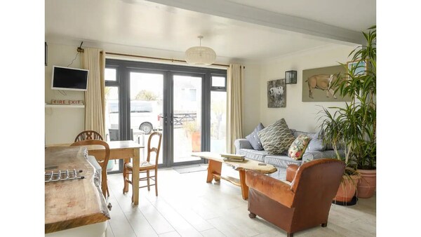 Spacious Family Home.beach 1min Walk.dog Friendly.big Grdn Trampoline.woodburner - ヘイリング島