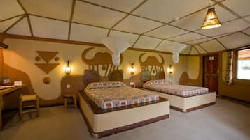 Quarto triplo luxo | Cofres nos quartos, escrivaninha, Wi-Fi de cortesia, roupa de cama