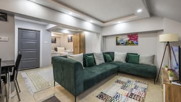 Apartamento Cidade | Sala de estar | Smart TV de 109 de polegadas com canais por cabo, televisor, Netflix