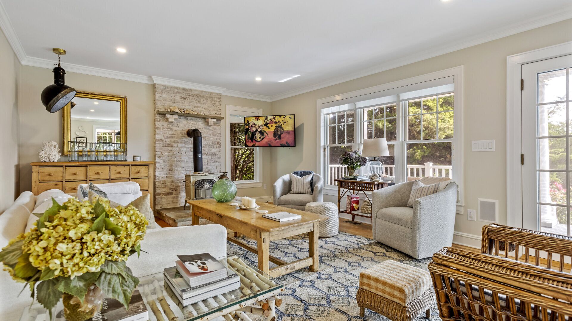 Beautiful Southampton Home With Breathtaking Waterfront Views, Front Porch,... - 롱아일랜드