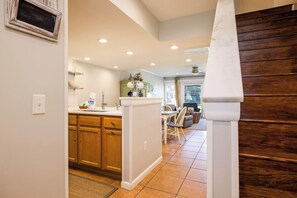 Apartamento em Condomínio Fechado, várias camas, varanda, vista para a piscina | Interior