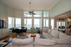 Casa, várias camas, lareira, vista para o oceano | Sala de estar | Lareira