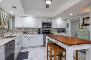 Apartamento em Condomínio Fechado, várias camas, varanda, vista parcial para o oceano | Cozinha privada | Uma cafeteira/bule