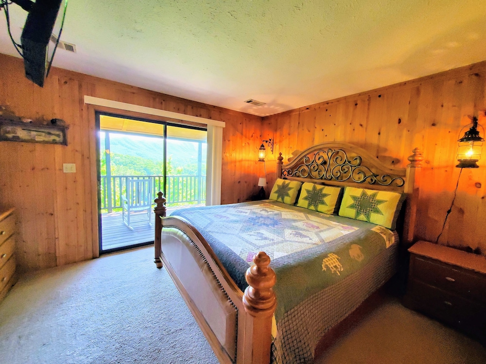 Two-level Chalet Is Great For Two Couples Or A Small Family Getaway! - Pigeon Forge, TN