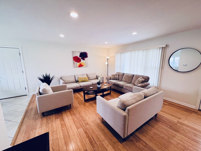 Modern Aesthetic 3br/1.5ba Family Haven W/ Yard - Rolling Meadows, Palatine