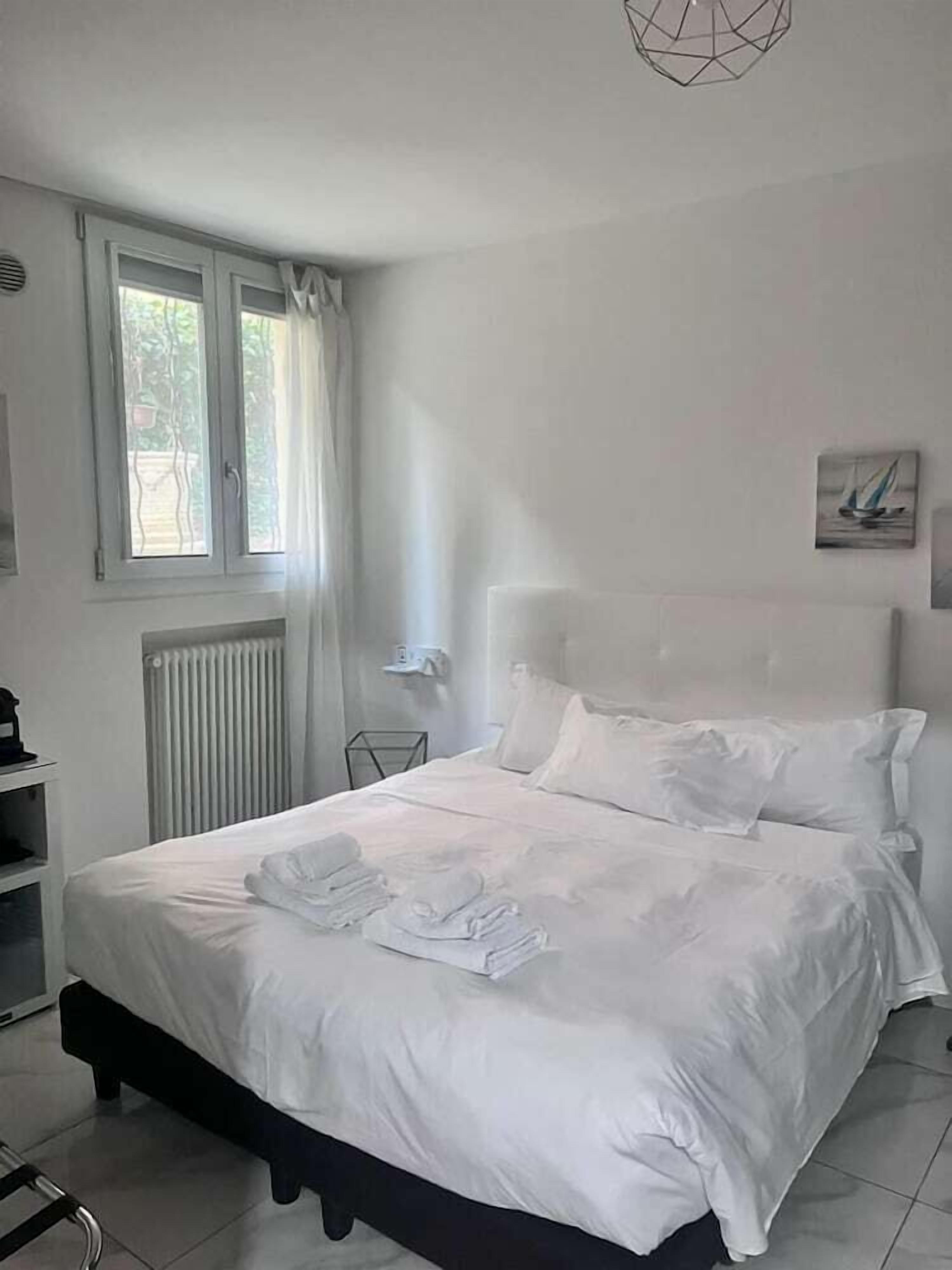 Roupa hipoalergénica, edredões de penas, minibar, secretária 