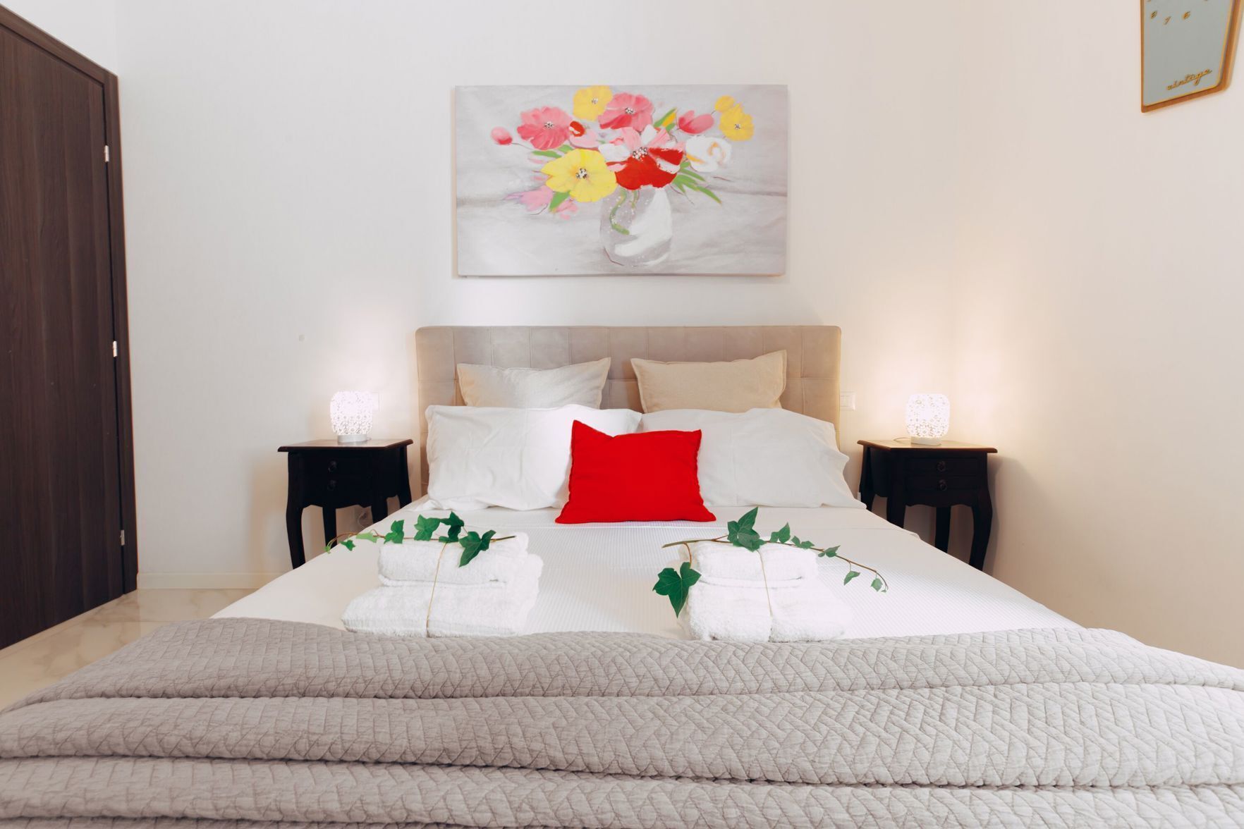 Roupa hipoalergénica, edredões de penas, minibar, secretária 