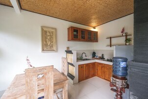 Vila romântica | Cozinha privada | Geladeira, cooktop, chapa, talheres/pratos/utensílios de cozinha