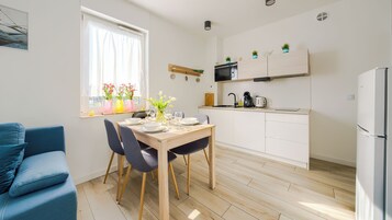 Apartamento (10) | Cozinha privada | Geladeira, cooktop, chaleira elétrica