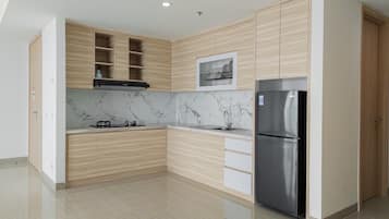Quarto | Cozinha privada | Um frigorífico, uma placa de cozinha, utensílios de cozinha