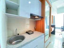 Quarto | Cozinha privada | Um frigorífico, uma placa de cozinha, utensílios de cozinha 