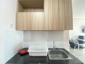 Quarto | Cozinha privada | Geladeira, micro-ondas, cooktop, talheres/pratos/utensílios de cozinha