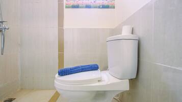 Um polibã, artigos de higiene pessoal grátis, toalhas fornecidas, sabão