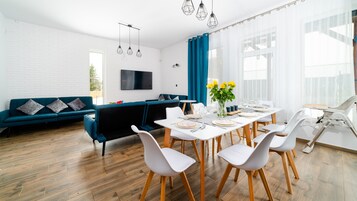 Casa (Sarnia 37) | Área de estar | TV de plasma 30 polegadas com canais via satélite, TV