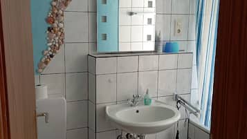 Quarto casal | Banheiro | Chuveiro, secador de cabelo, toalhas de banho