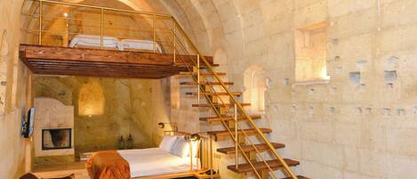 Duplex Cave Suite | Roupa de alta qualidade, minibar, cofre no quarto, Wi-fi grátis